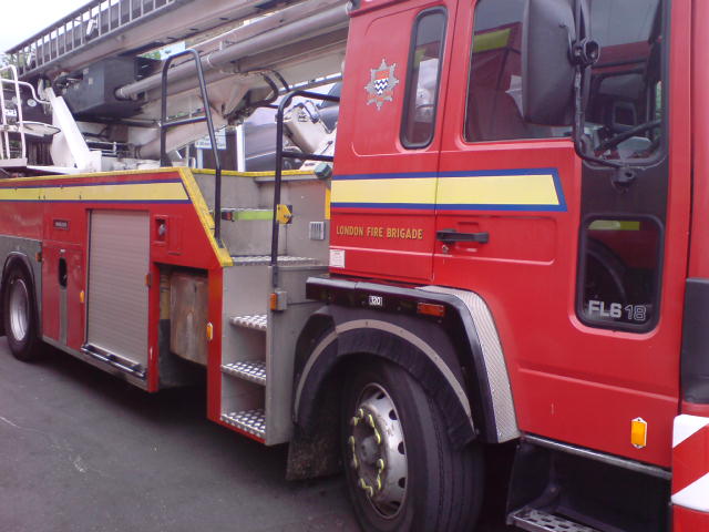 Fire Engines Photos - LFB Volvo / Simon Snorkel Hydraulic Platform