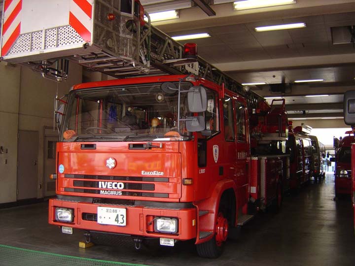 Fire Engines Photos - Tokyo Fire Department Iveco Turntable ladder