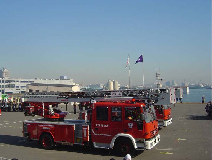 Fire Engines Photos - Picture of Tokyo FD ladders on parade