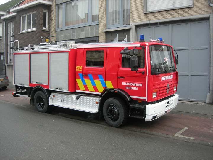 Fire Engines Photos - Brandweer Izegem Belgium Renault pump