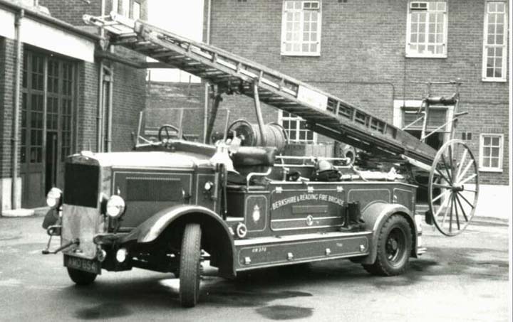 Fire Engines Photos - Berkshire & Reading Fire Brigade AMO 654