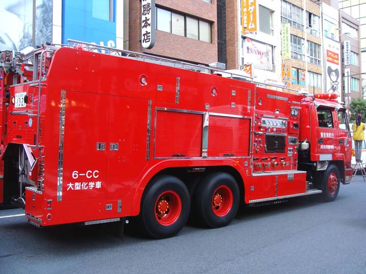 Fire Engines Photos - Tokyo FD Isuzu Heavy Chemical pumper