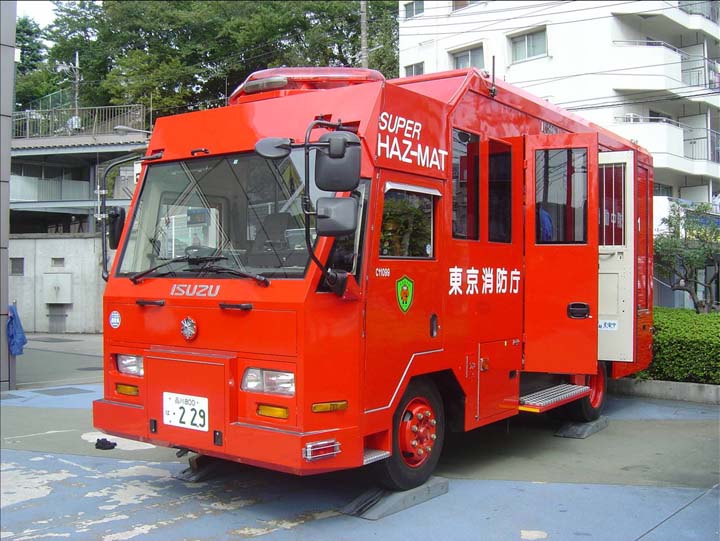 Fire Engines Photos - Tokyo FD Isuzu Super Hazmat Oi Fire station