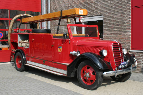 Fire Engines Photos - brandweer Groot Ammers Ford V8 oldtimer