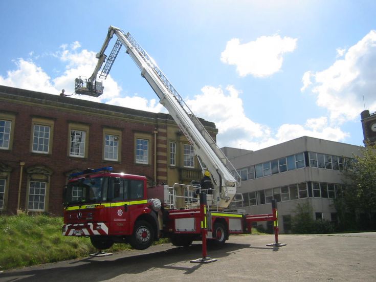 Fire Engines Photos - Mercedes ALP North Yorkshire FRS