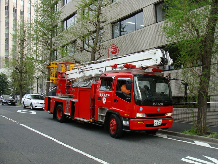Fire Engines Photos - Tokyo Fire department Isuzu Skylift front