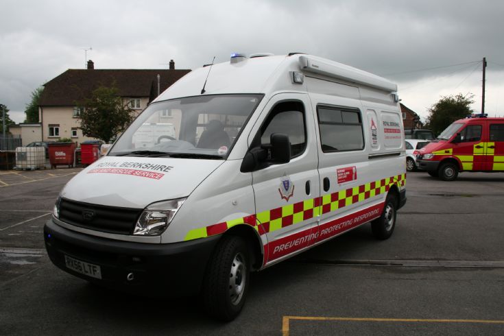 Fire Engines Photos - Royal Berkshire HVP support van