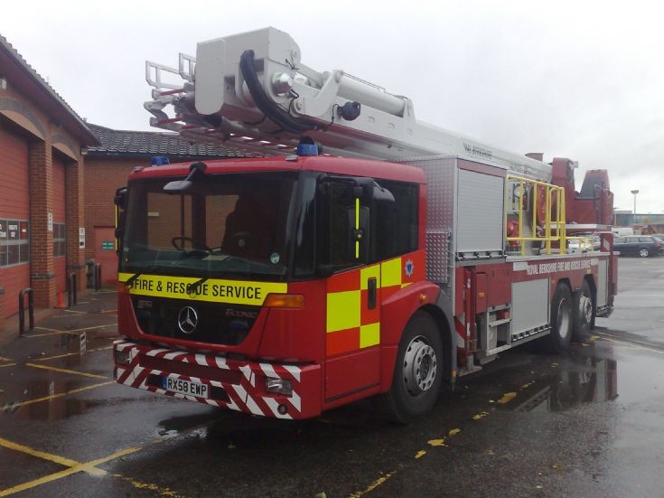 Fire Engines Photos - Royal Berkshire Mercedes Econic ALP