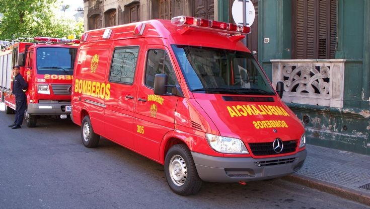 Fire Engines Photos - Mercedes Benz "Sprinter" ambulance Uruguay