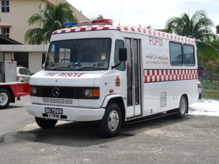 Fire Engines Photos - Mercedes Benz Forward Command Post