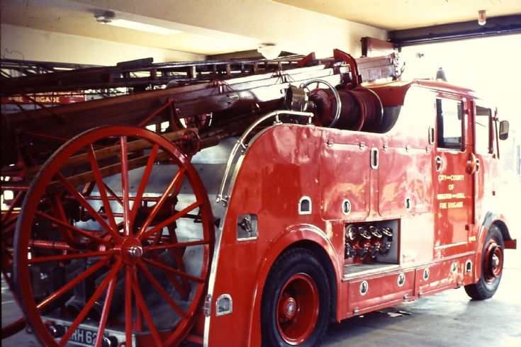Fire Engines Photos - 1952 AEC REGENT PE MRH629 Hull FB