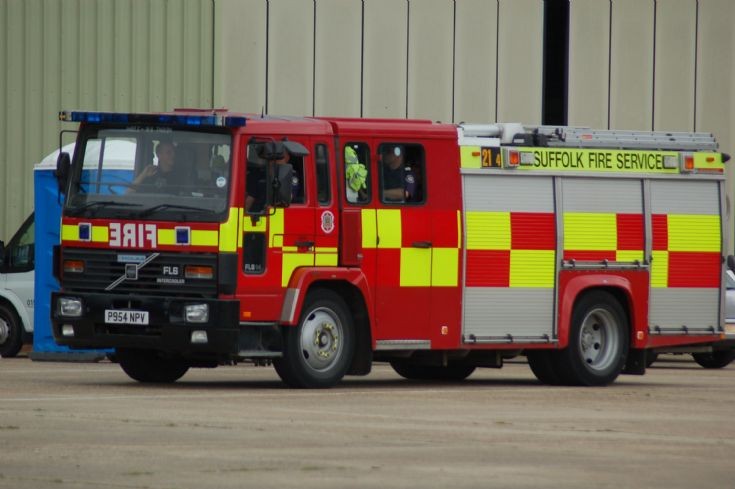 Fire Engines Photos - P954 NPV Water Tender Suffolk Fire service