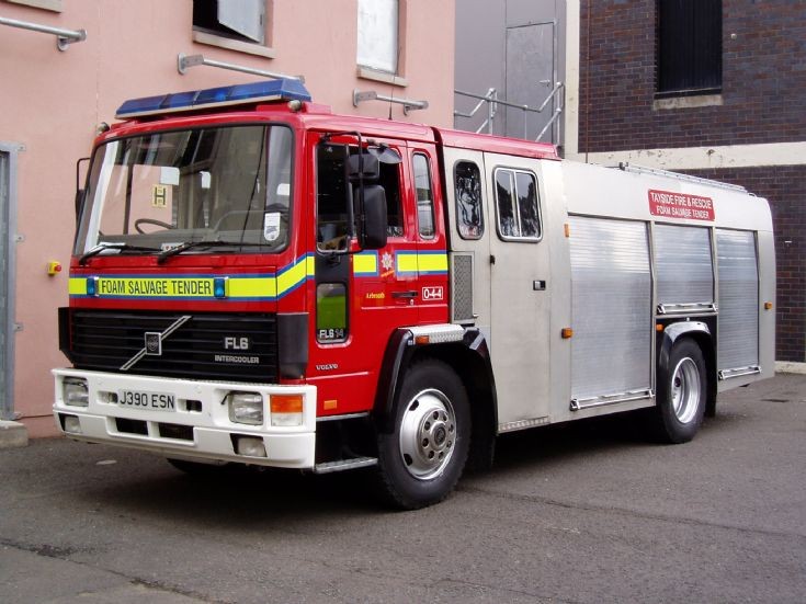 Fire Engines Photos - Tayside Foam Salvage Tender Volvo