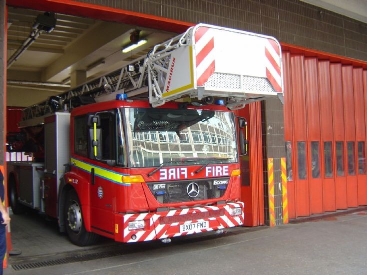 Fire Engines Photos - LFB 2008 Mercedes Econic Magirus