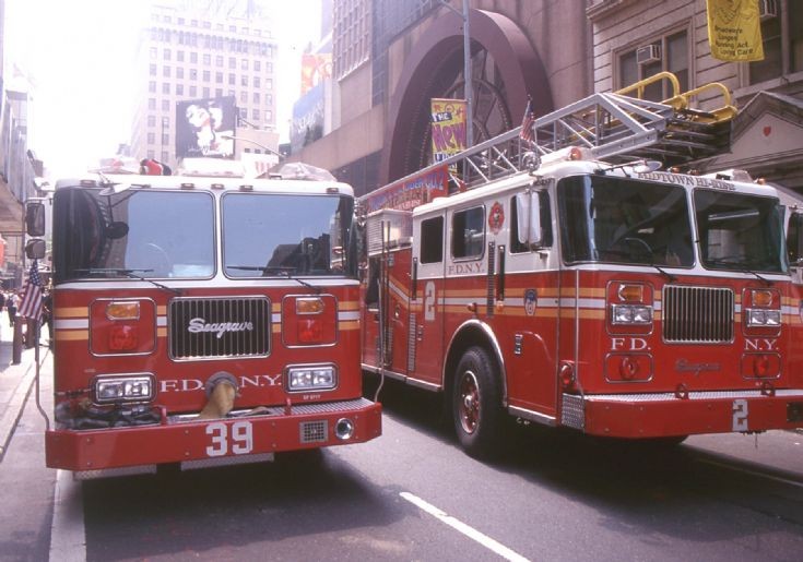 Fire Engines Photos - New York Fire department Ladder 2 Engine 39
