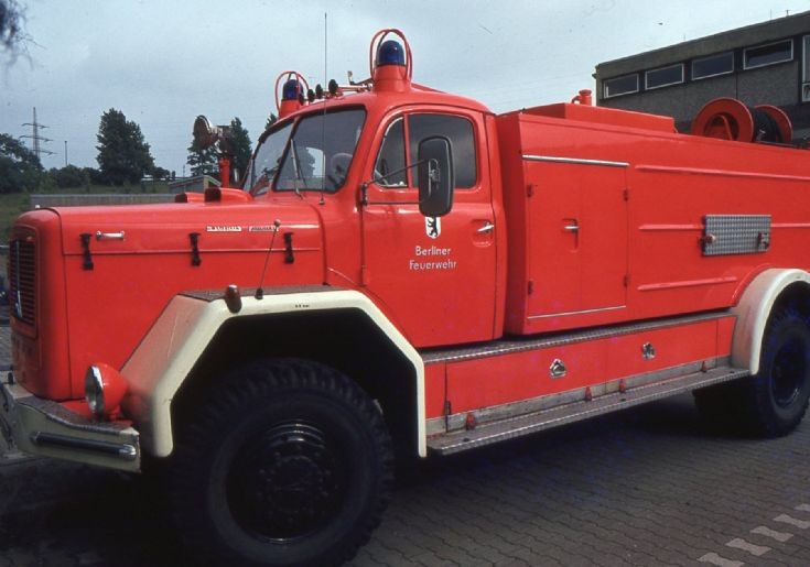 Fire Engines Photos - Berliner Feuerwehr - Germany Airport pumper