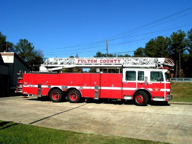 Fire Engines Photos - Fulton County Fire Department Reserve Ladder 7