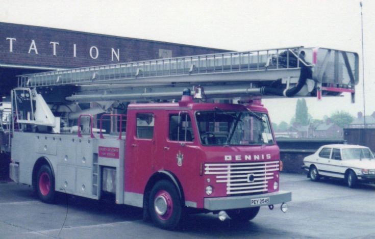 Fire Engines Photos - Clwyd Dennis HP
