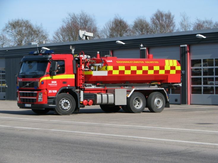 Fire Engines Photos - Volvo FM12 Prime mover Halmstad