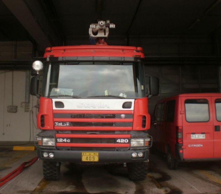 Fire Engines Photos - Scania P124c airport fire fighting vehicle