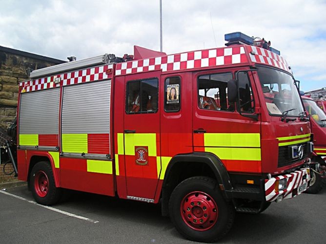 Fire Engines Photos - North Wales Mercedes/Saxon/Angloco ET