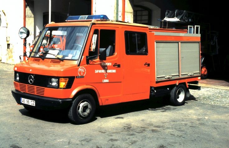 Fire Engines Photos - Mercedes Rescue Tender Lisbon