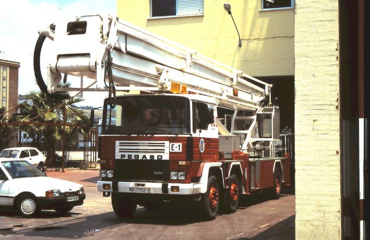 Fire Engines Photos - Pegaso Hydraulic Platform