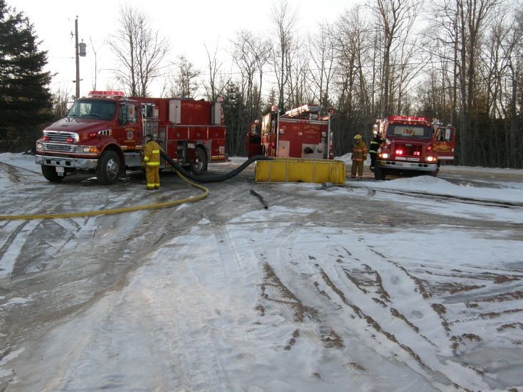 Fire Engines Photos - Canada - Winter - Industrial Garage Fire 5
