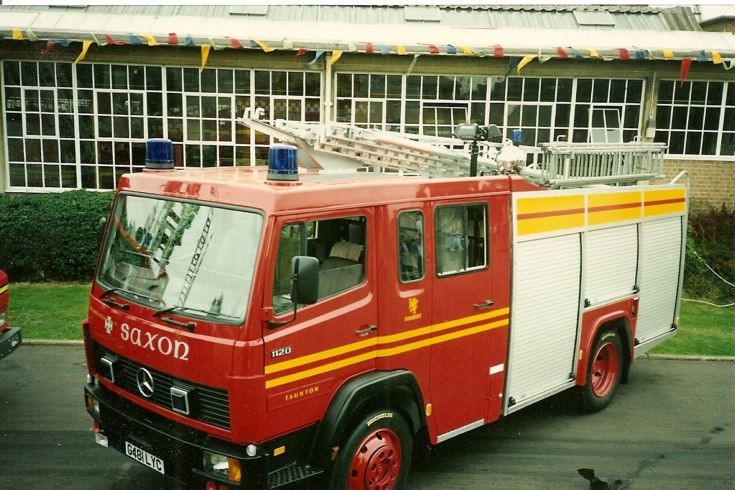 Fire Engines Photos - Mercedes 1120/Saxon WrL Somerset G481 LYC