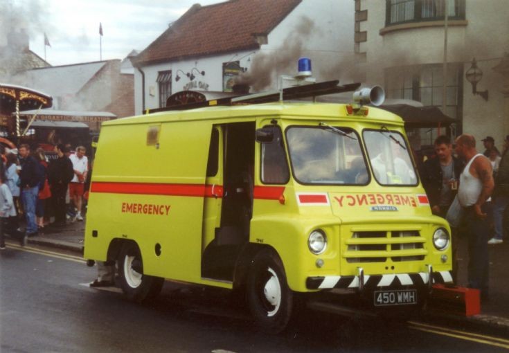 Fire Engines Photos - 1960 Morris LD Emergency Tender