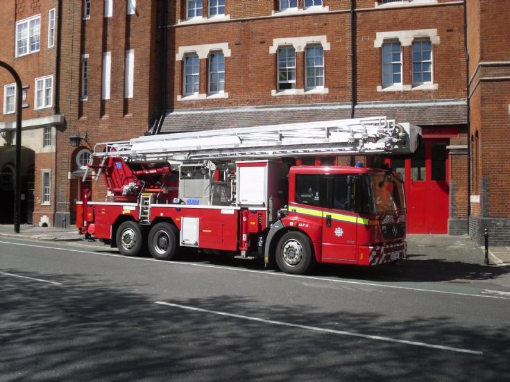 Fire Engines Photos - London Fire Brigade Mercedes Econic/Magirus ALP