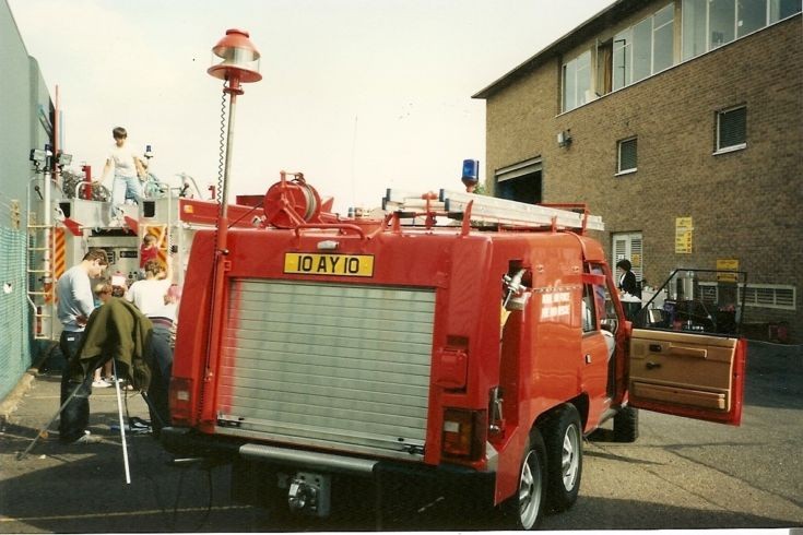 Fire Engines Photos - Range Rover/Carm TACR2 RAF Northolt 10AY10