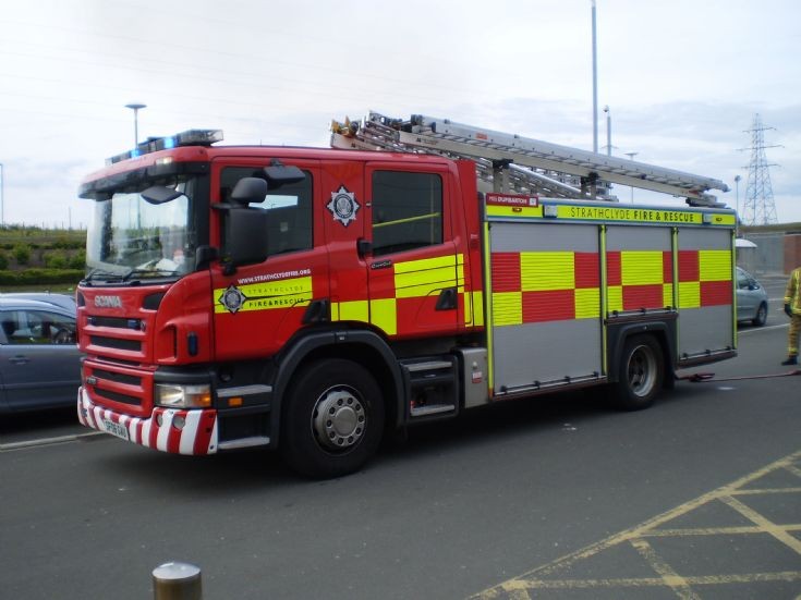 Fire Engines Photos - Strathclyde Scania taking on water