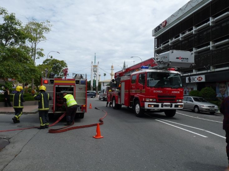 Fire Engines Photos - Fire appliances at the scene