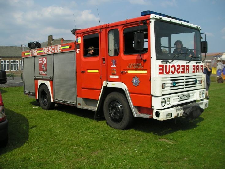 Fire Engines Photos - Cleveland Dennis M227PHN.