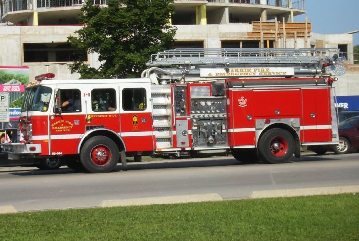 Fire Engines Photos - Barrie Fire Services Quint 1