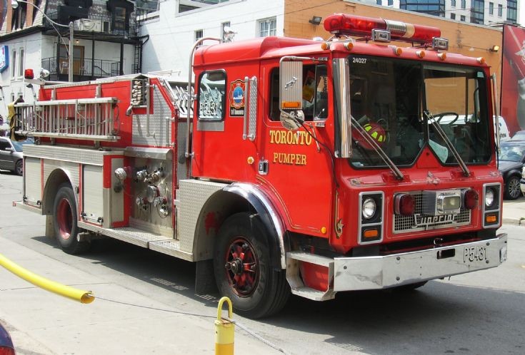Fire Engines Photos - Toronto Fire Services pump 5432