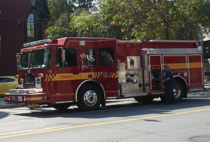 Fire Engines Photos - Toronto Fire Services pump 426