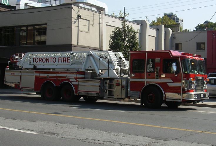 Fire Engines Photos - Toronto Fire Services Aerial 135