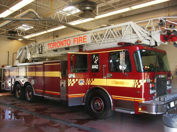 Toronto Fire Services Aerial 142