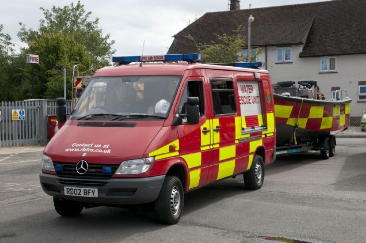 Fire Engines Photos - Royal Berkshire Fire Water Rescue Unit