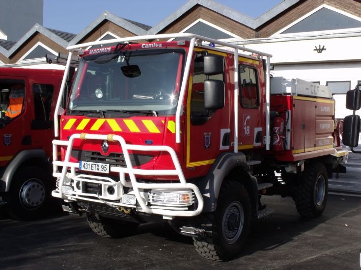 Fire Engines Photos - Renault Bushfire in Paris suburb.