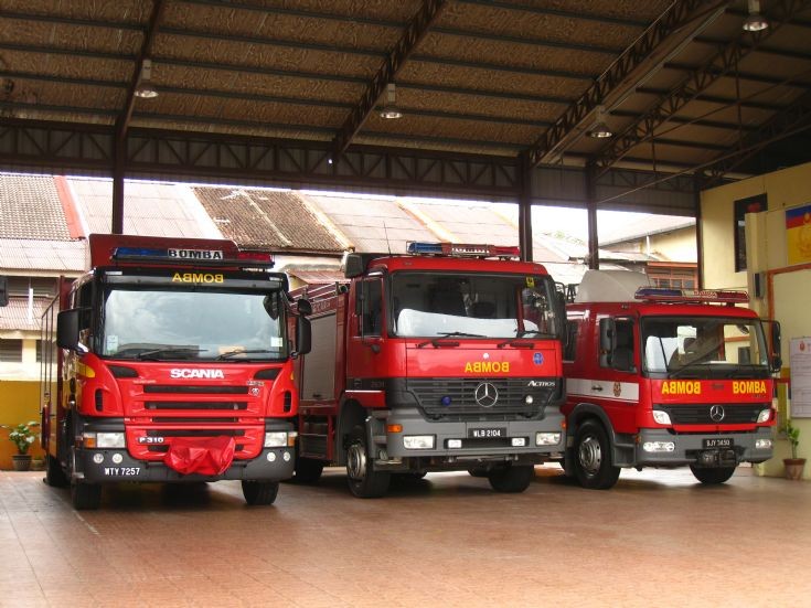Fire Engines Photos - Malaysia - Sungai Petani Station Tenders Line Up