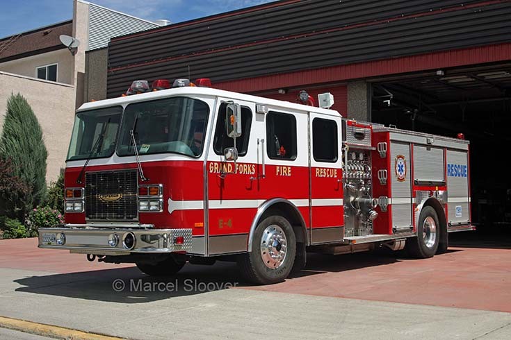 Fire Engines Photos - Grand Forks Fire Rescue Engine 3