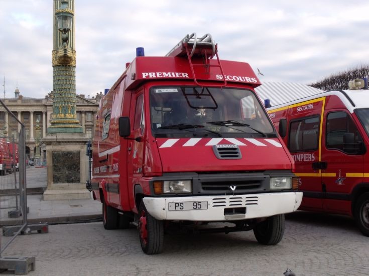 Fire Engines Photos - Renault B110 Premier Secours.