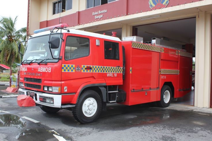 Fire Engines Photos - Mitsubishi FP Water Tender Ladder no.10