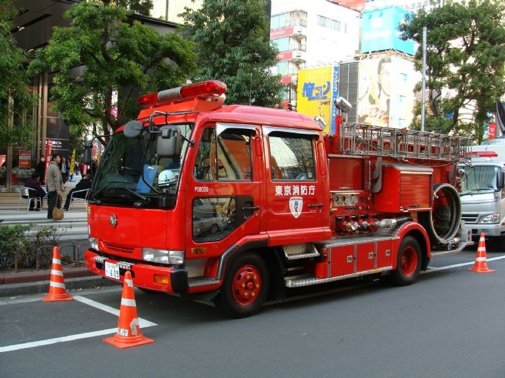 Fire Engines Photos - Tokyo Fire Department Nissan pumper