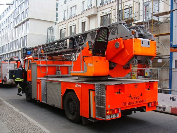 Fire Engines Photos - MAN Metz ladder Berlin FD back