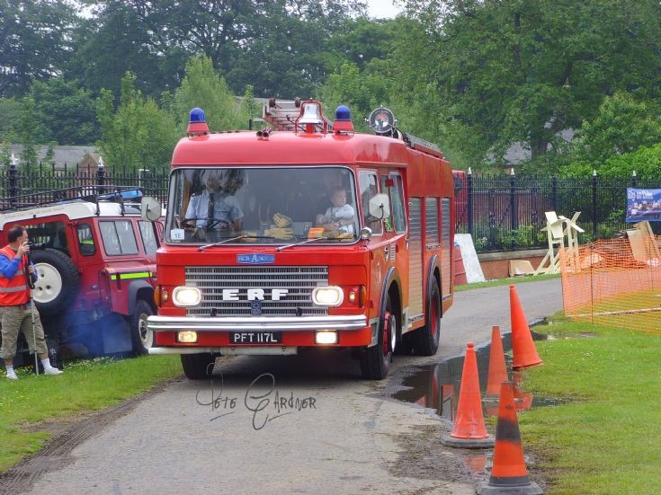 Fire Engines Photos - PFT117L ERF