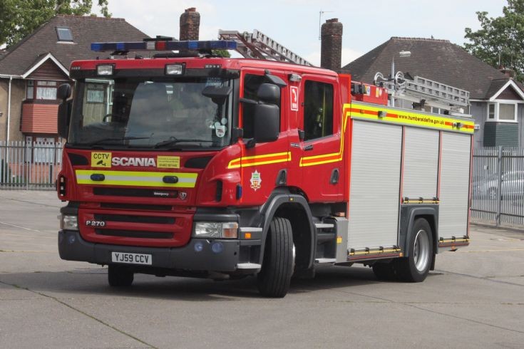 Fire Engines Photos - Humberside Fire Rescue Scania YJ59 CCV